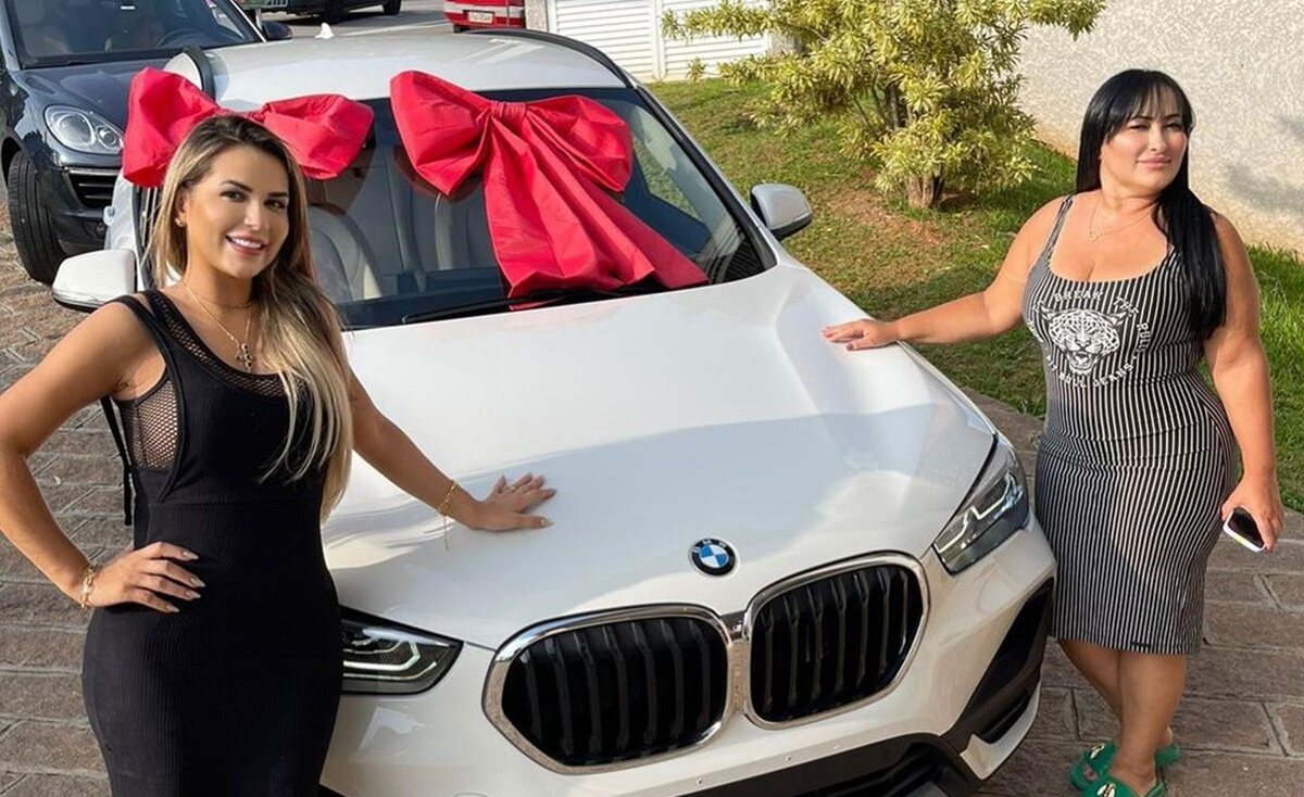 Deolane Bezerra presenteia a mãe com BMW que custa mais de R$ 300 mil ...